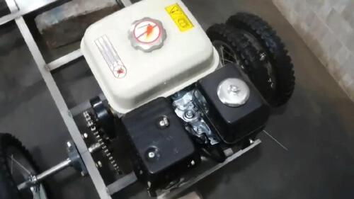 农村大叔纯手工制作一辆小型汽车,美观动力强,真是高手在民间