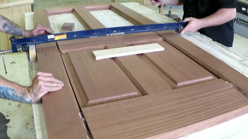 看老外是怎样用胡桃木制作入户门的,从材料到设备都让人羡慕