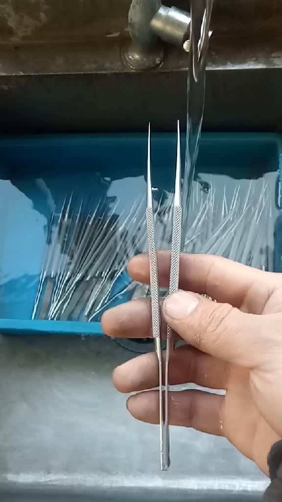 钛合金180毫米长持针钳!漂亮不,别看很大拿手里很轻,因为钛合金密度...