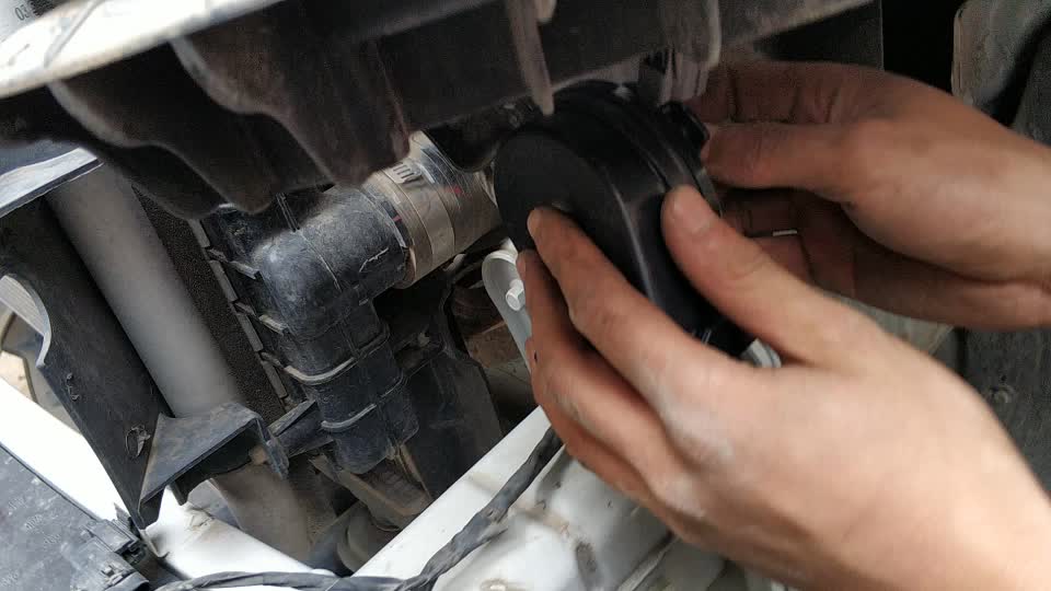 众泰T600,更换喇叭,动静不小还要拆除保险杠!【来自懂车帝车友圈】