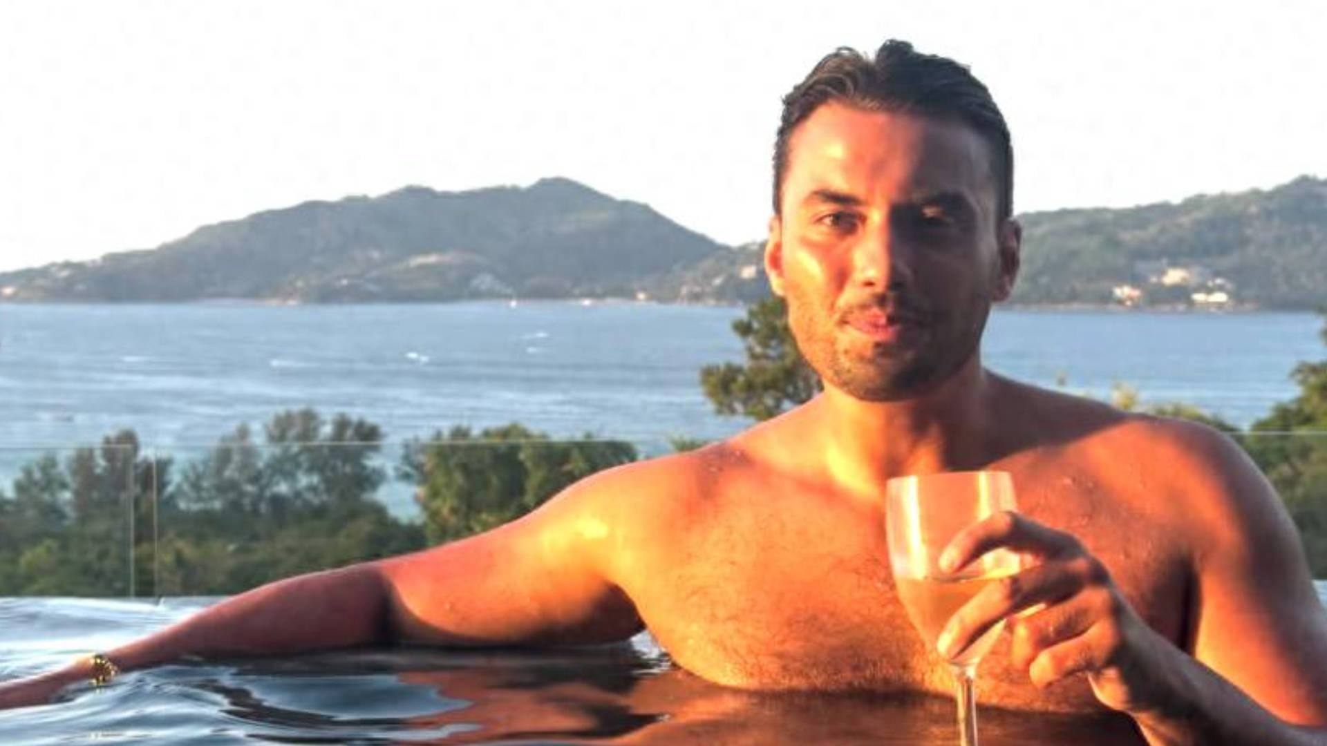 33岁英国真人秀男星被发现死在普吉岛排水沟,死前曾在酒店门口焦躁...