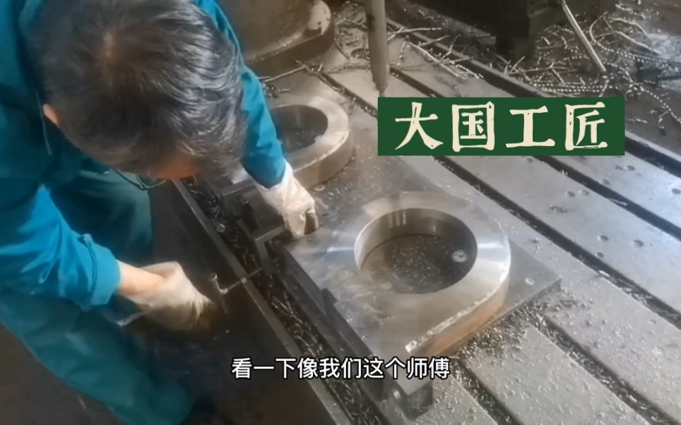 轴承座怎么打孔最快精度更高?钳工大师自创的工装很好用。