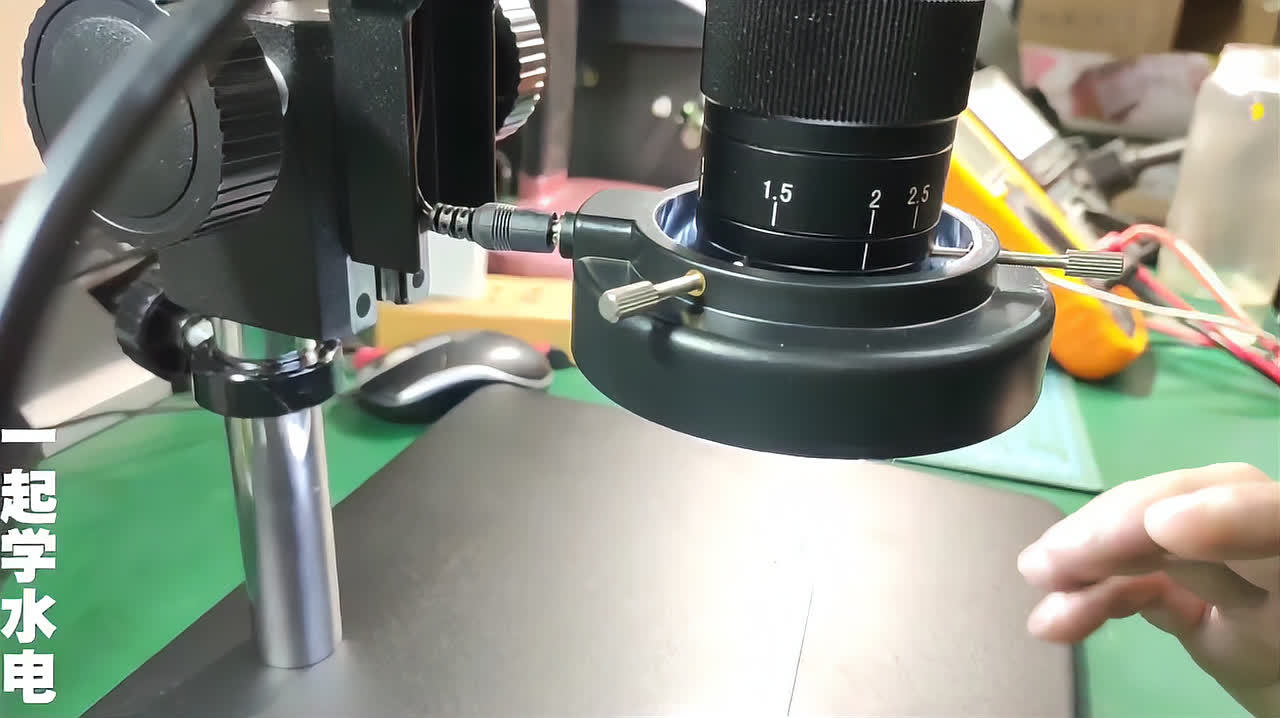 电子显微镜校准,通过软件可对物体进行各种尺寸测量,精度0.01MM
