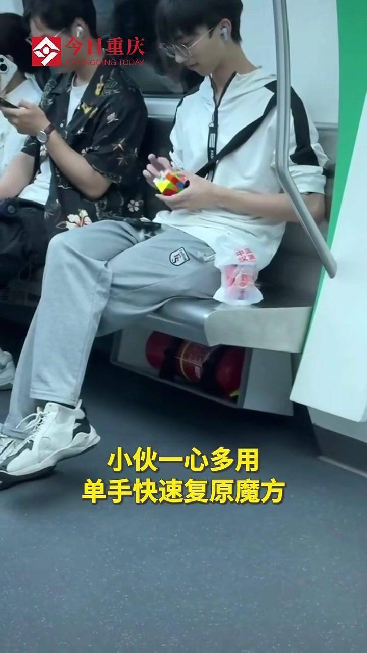 小伙一心多用单手快速复原魔方#魔方#厉害了