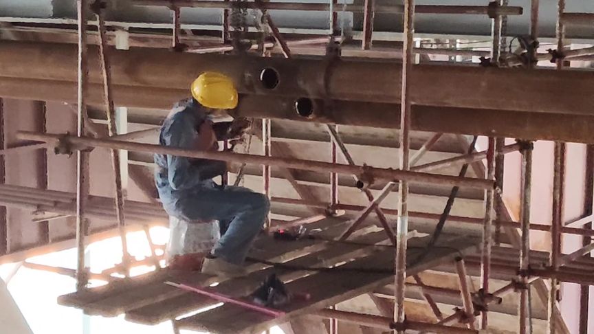 焊工小伙高空作业不系安全带,必须制止这类行为的发生