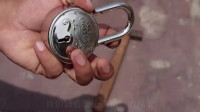 能工巧匠,如何在没有钥匙的情况下打来锁呢?小伙想了一招