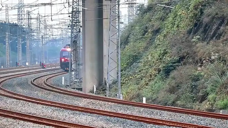 番茄牵引的K692经过歌乐山站开往达州 火车 铁路 春运
