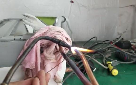 铜管该怎样焊接呢 其实很简单 我来给大家做个示范