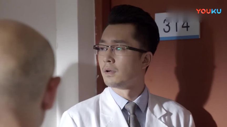 吸毒男毒瘾发作痛不欲生, 把女毒枭和自己蒙了起来, 医生都看懵了