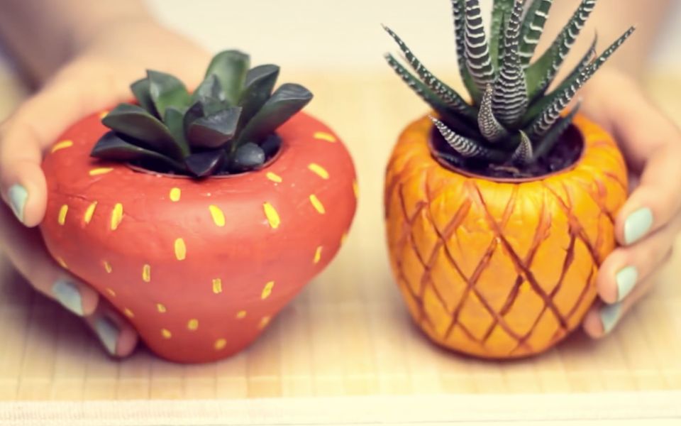 【手工】如何用软陶泥制作一个超级可爱的草莓形状花盆和菠萝形状...