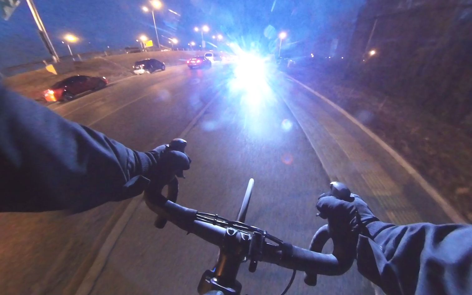 非机动车道逆行+超亮远光灯?真的是欠教育