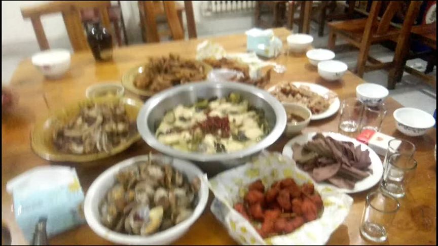 狗肉馆生意太好了,排队到现在才吃上饭。素菜没有了一桌荤菜。