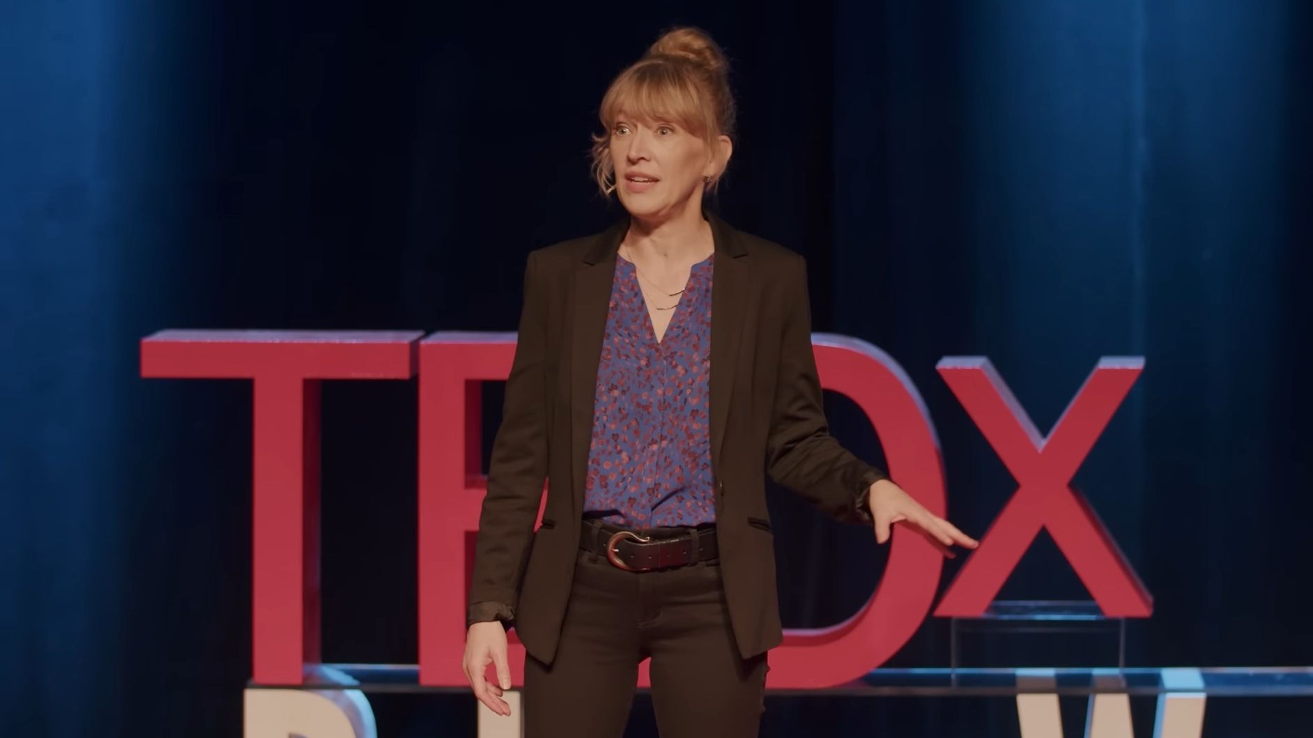 【TED演讲】不自信?没关系,你可以演出来