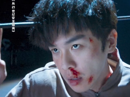 《从21世纪安全撤离》爆笑名场面:钢筋穿头因为脑子小躲过一劫