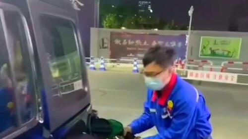 土豪大哥把汽车加满油加油站小哥一看金额瞬间懵了