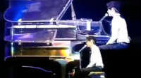 你见过在演唱会上落泪吗?新加坡演唱会上唱《最长的电影》时几度...