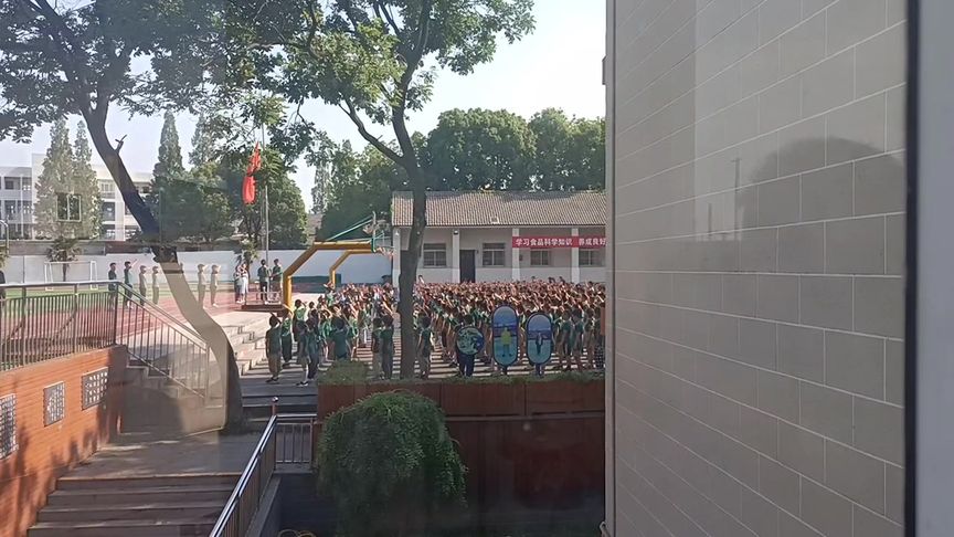 已经十几年没有看过升国旗了,今天看到桥小学生升旗仪式