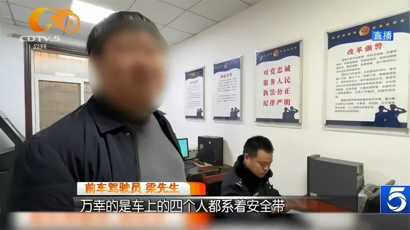 高速上后车司机看手机一分心就“干翻”了前车,网友:下次小心点