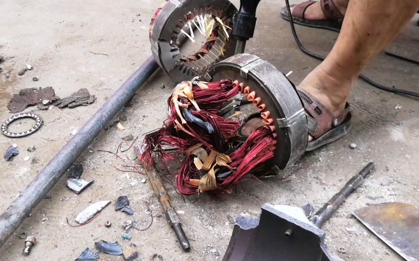 家庭式用专业工具拆电动机铜线