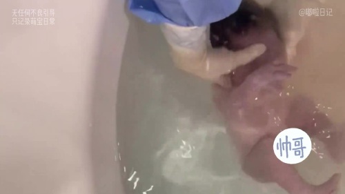 天呐!水中出生宝宝反应绝了!和普通出生完全不同!