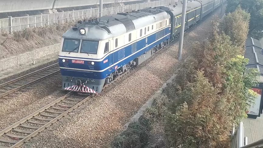 京沪线 上局宁东段DF11 0372牵引昆山到重庆西的T236次列车出苏州