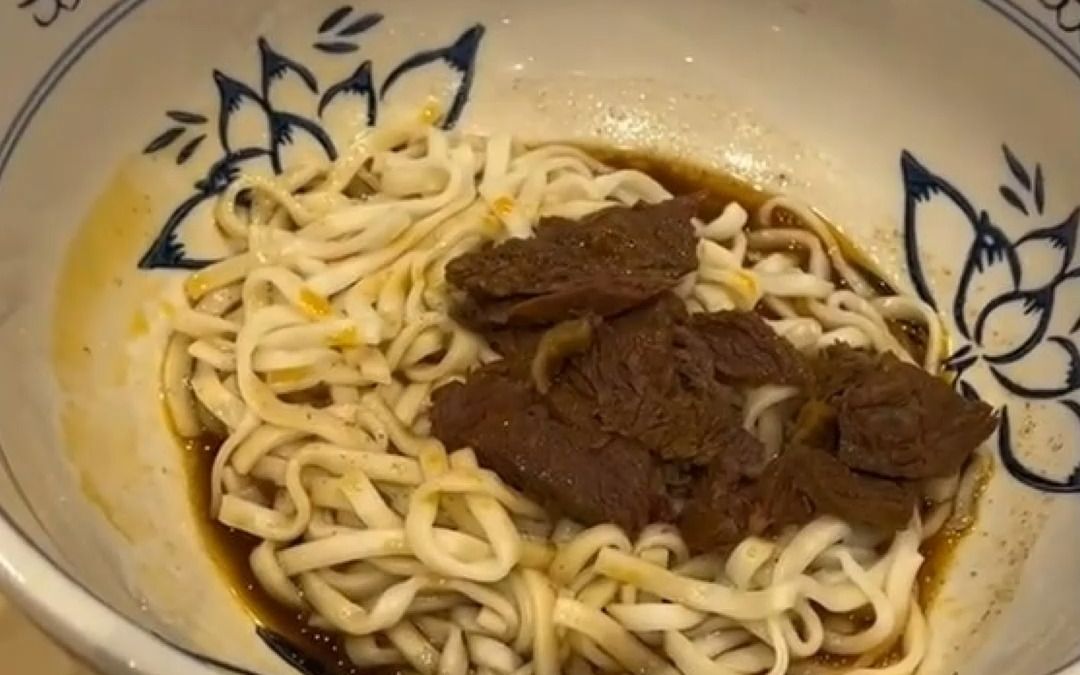 22元大碗面份量这么少?男子质疑商家虚假宣传