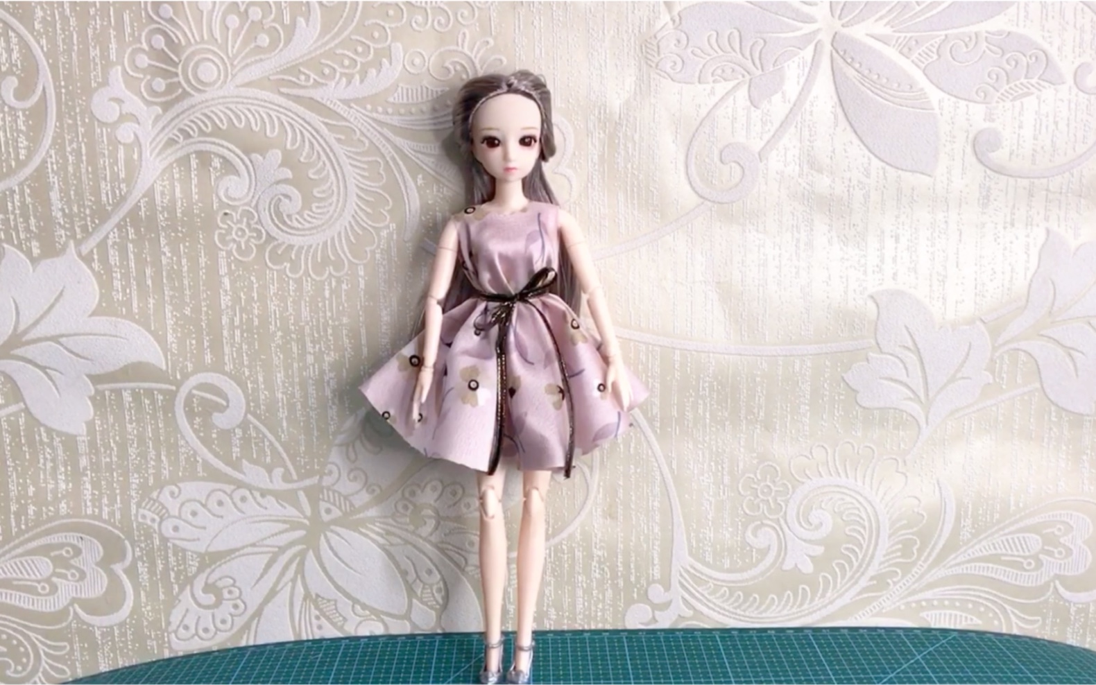 不用针不用线给芭比娃娃做衣服,剪好就能穿,快来学习吧