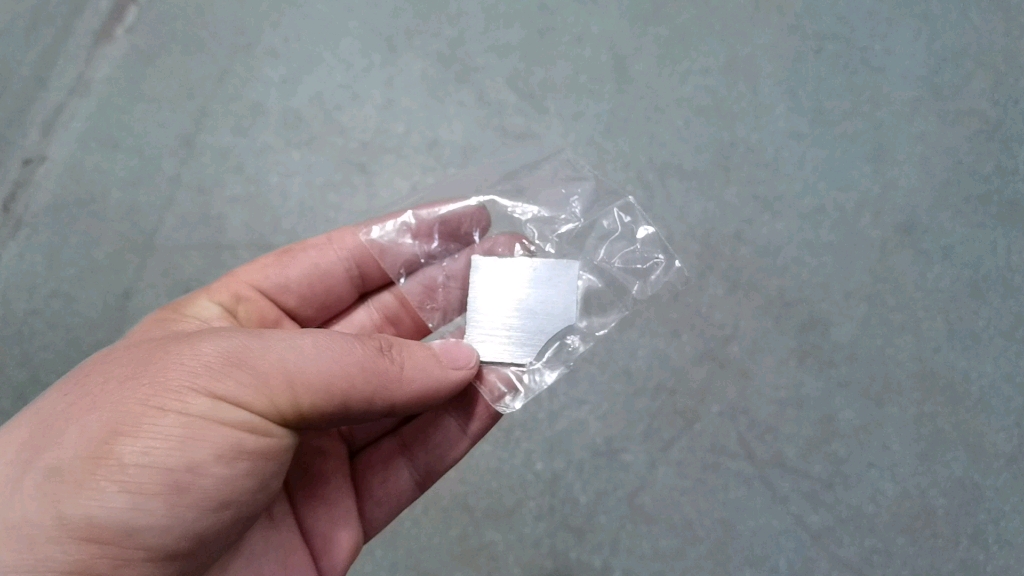 体验打碎锇板,我们知道金属锇很硬也很脆,那么它到底有多脆? 这个...