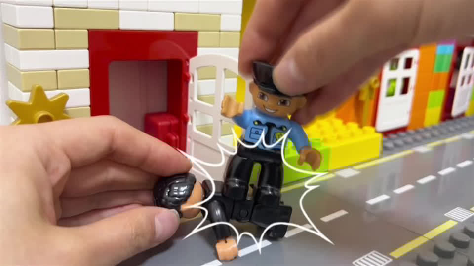 益智早教启蒙,儿童积木玩具,警察叔叔抓小偷