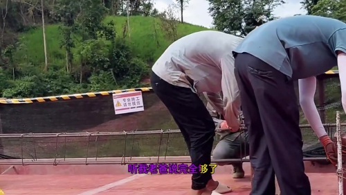 箍筋的开口方向大哥这自建房可以不做要求,国内是开在有板的方向