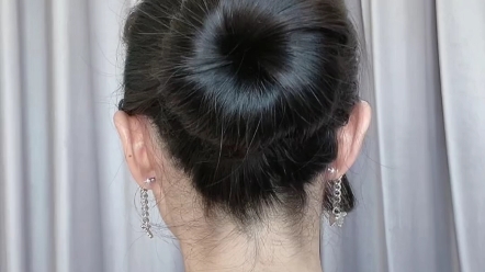 看看【秋子子的作品】丸子头盘发器教程!一看就会,一学就废的出来挨打!