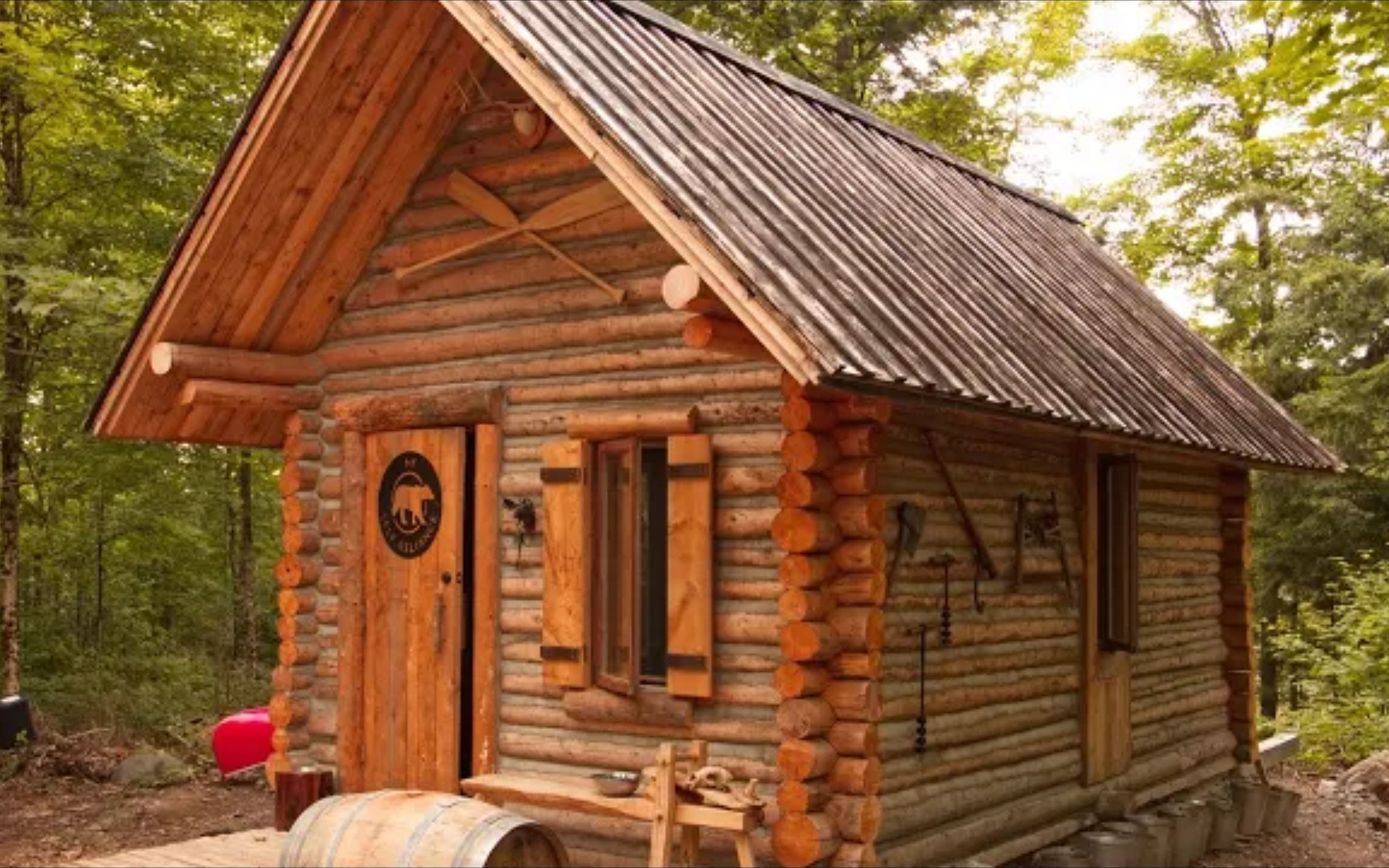数百根原木做的森林小木屋