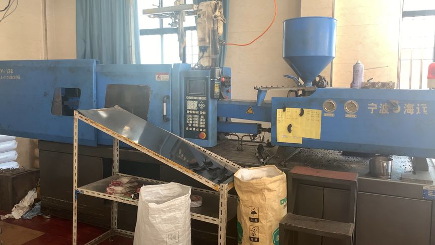 注塑:定量加料—熔融塑化—施压注射—充模冷却—启模取件。