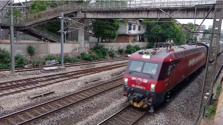 番茄火车头牵引直达南宁--北京Z285快速通过