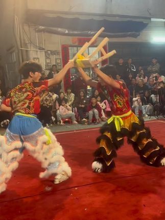 精彩武术表演,"板凳对棍"凳打一大片