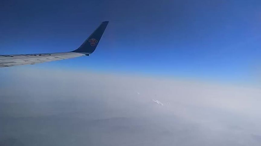 一架南航波音737-800在对流层中飞行