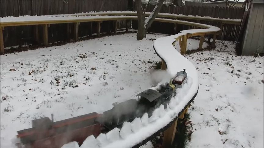 仿真火车模型,在院子里的轨道上开动起来,冲出一条雪路!