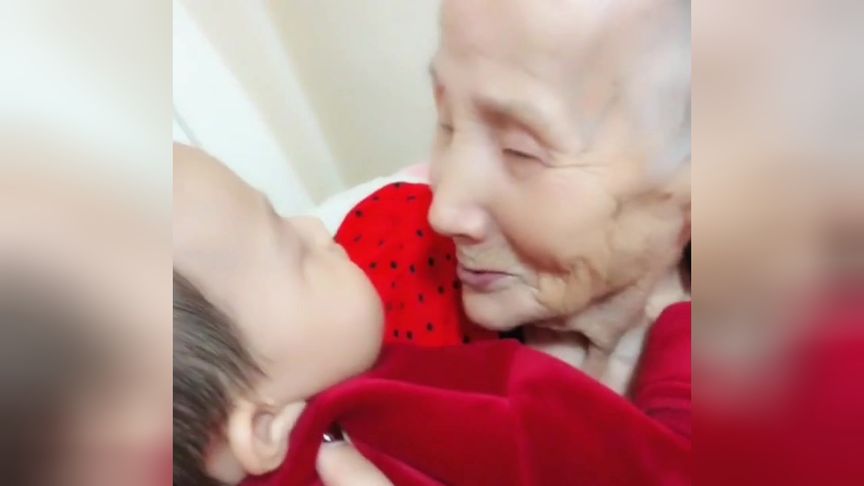 97岁奶奶过年给了重孙子周一多钱红包呢?咋还亲起来没够呢太逗了