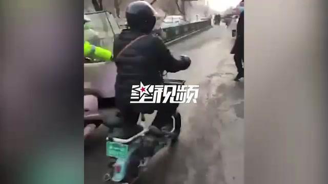 "民警"查违章手持收款二维码收费?民众质疑反被推倒,警方回应