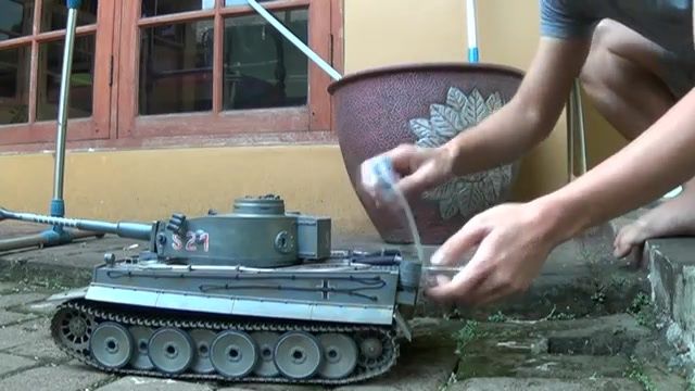 来,看看虎式坦克模型,后面冒的烟,是怎么做出来的!