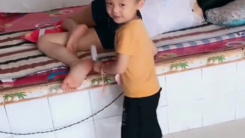 熊孩子真是够了,我就想好好睡个觉,他竟然拿东西挠我的脚心!