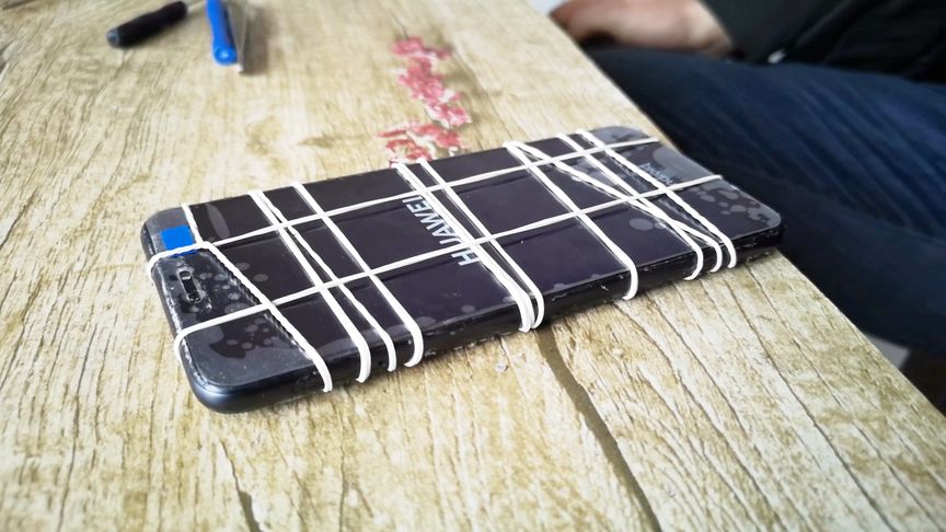 华为p20手机屏幕摔坏了,农村小伙亲自来换,看看最后成功了没有