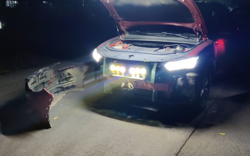 宋pro灯光改装,非法改装,合法使用。原装车灯无透镜,外置切线雾灯,...