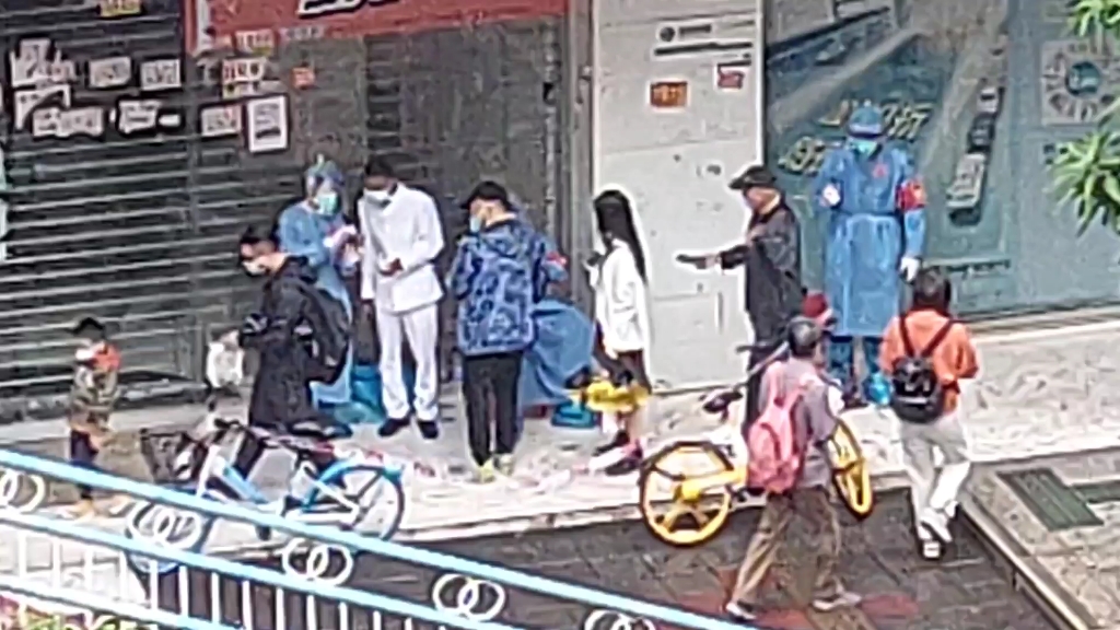 广州街头 老外来核酸点,不会弄二维码,志愿者帮他弄。其实羊城不是网...