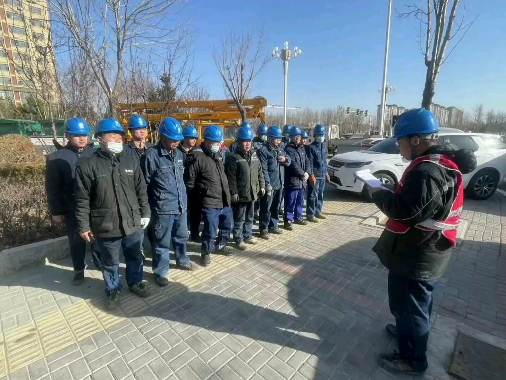 ...负责人向所有施工人员进行现场检修作业前的安全工作票宣读工作。