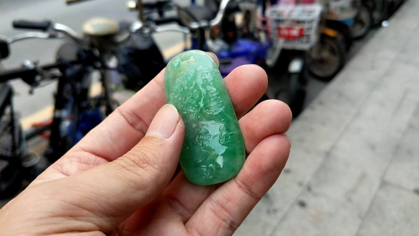 朋友们想看翡翠满绿山水牌 那就欣赏三件纯手工雕刻的山水牌