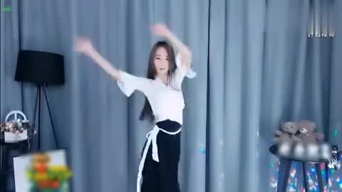 古装小姐姐跳古风舞蹈《书简》展现中国传统文化