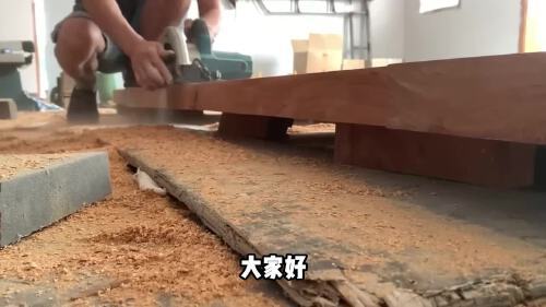师傅给别墅安装大门框架,这种纯实木的雕刻,还真是霸气