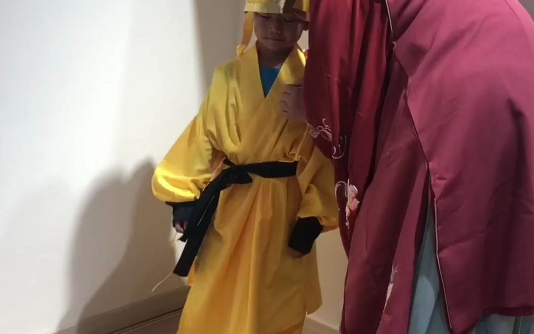 师父快来看,这群小朋友正在演我们,而且演的还真挺像!