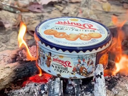 在户外自制木炭,